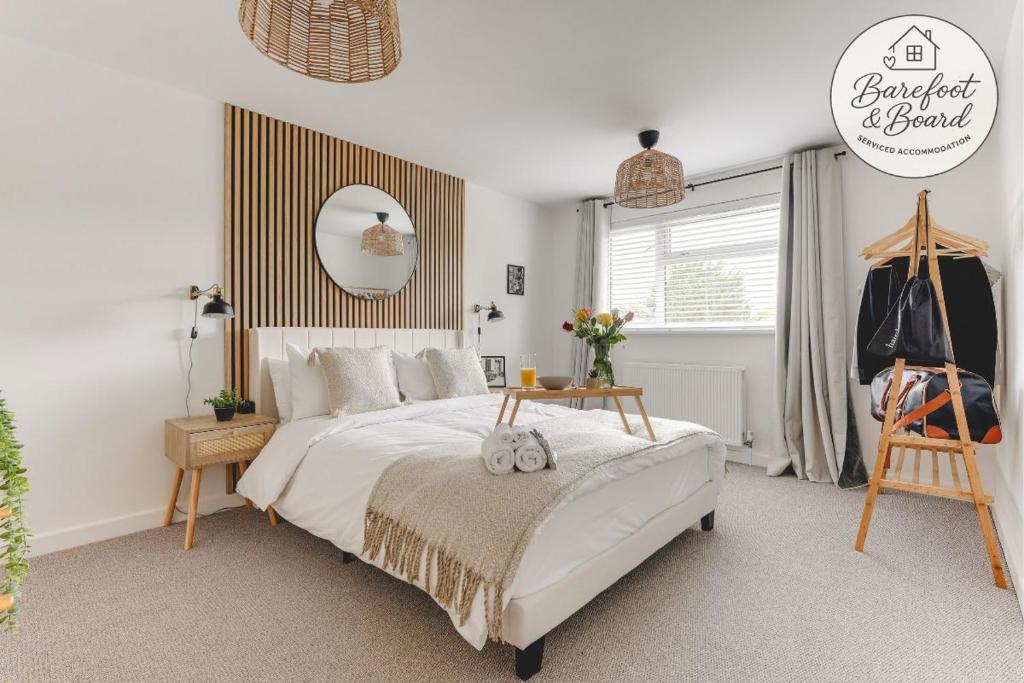 Luxury 2-Bed House in Stevenage Sleeps 6 Free Parking Barefoot & Board ...