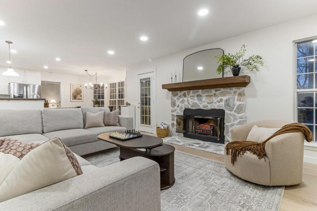 Sleeps 12 | 2 Kings w/ Ping-Pong, Gym, Arcade, BBQ, Boiling Springs ...