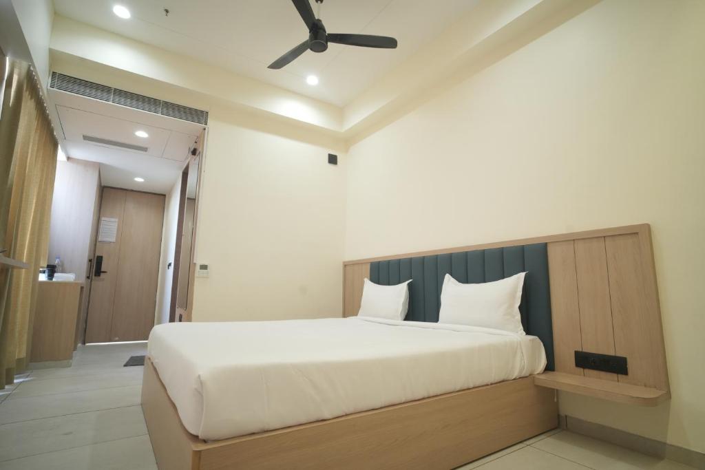 Mahadev Hotel, Botād (updated prices 2026)