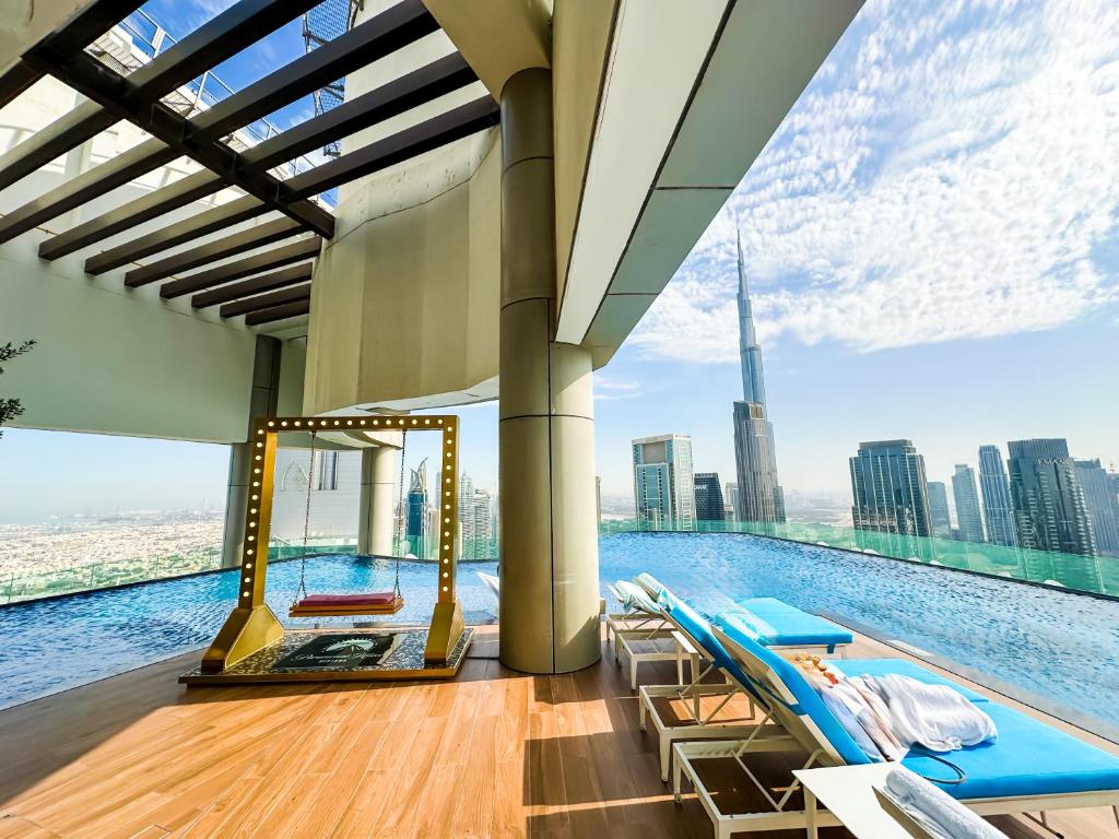 Infinity Pool, NEW Luxury 2BR, Burj View! Walk to Mall, Dubai (vuoden ...