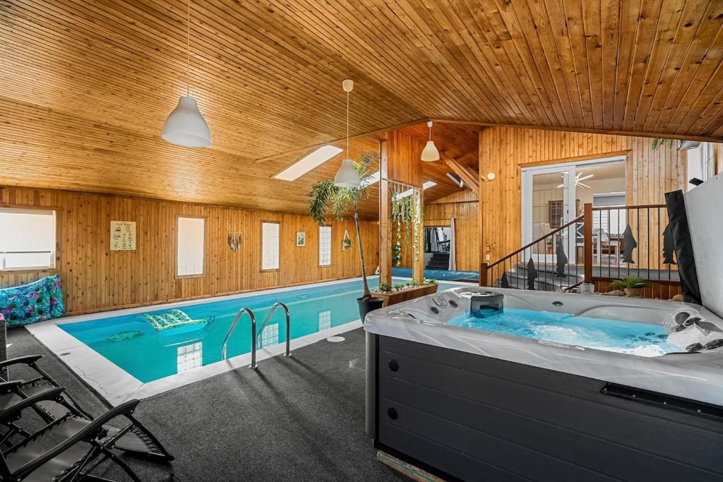 Luxe Paradise - Indoor Pool - Hotub - Sauna - Gym - Games, Calgary ...
