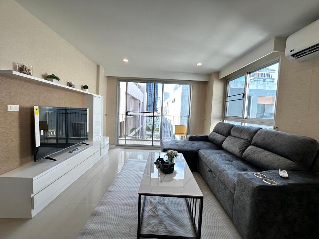 Clover Thonglor 2 bed easy access to BTS Thonglor Pool Gym, Bangkok ...
