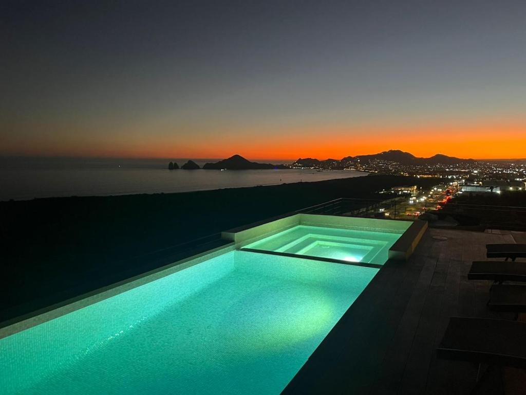Arch View Luxury Condo with Heated Rooftop Pool and Jacuzzi, Кабо-Сан ...