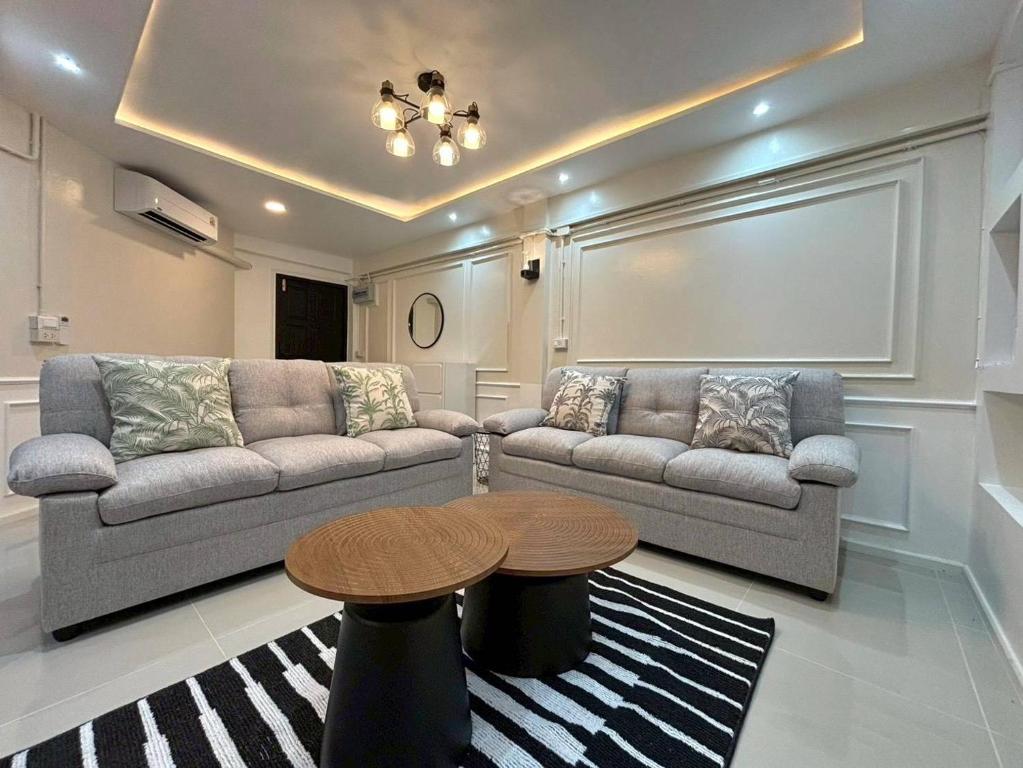 Thonglor Scandi 3BR 8 ppl nearThonglor BTS 250 sqm, Phra Khanong ...