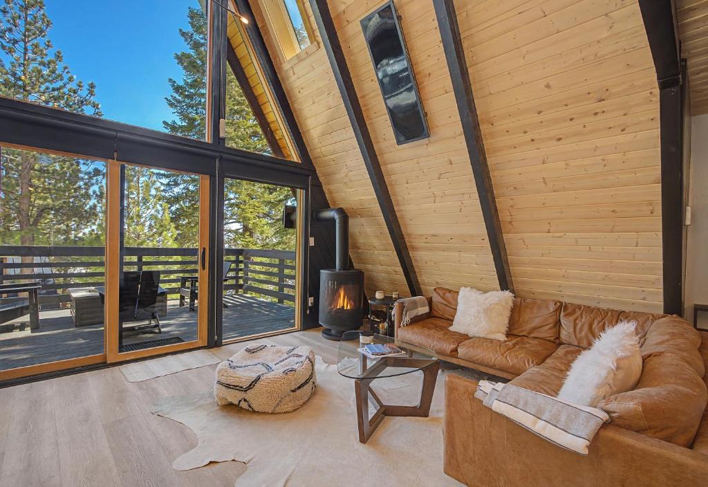 Modern A-Frame cabin in the heart of Mammoth, Mammoth Lakes ...