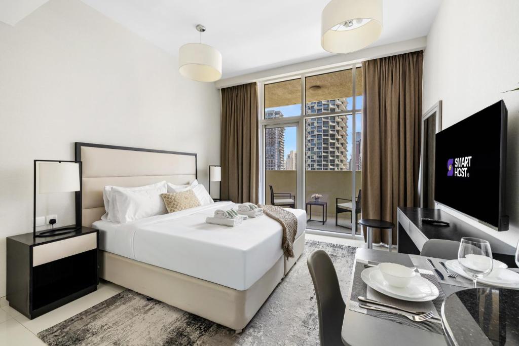 Stylish DAMAC Studio with Balcony & Pool Views in JVC, Dubaj (2026 ...