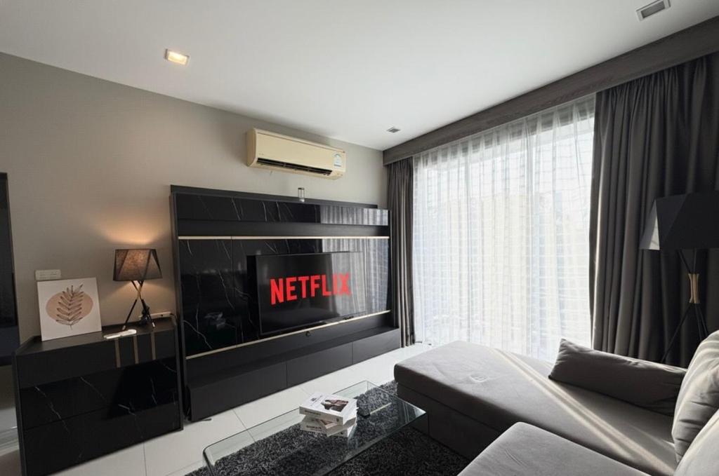 Luxury 2BR 2BA Trapezo Walk to MRT QSNCC, Bangkok (updated prices 2026)