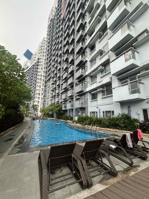 Staycation in manhattan heights tower B beside alimall cubao 3 pax ...