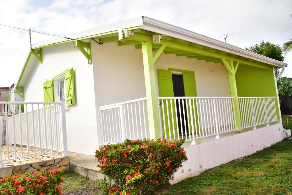 Paradis de Gorot bungalow créole vert anis, Saint-François (updated ...