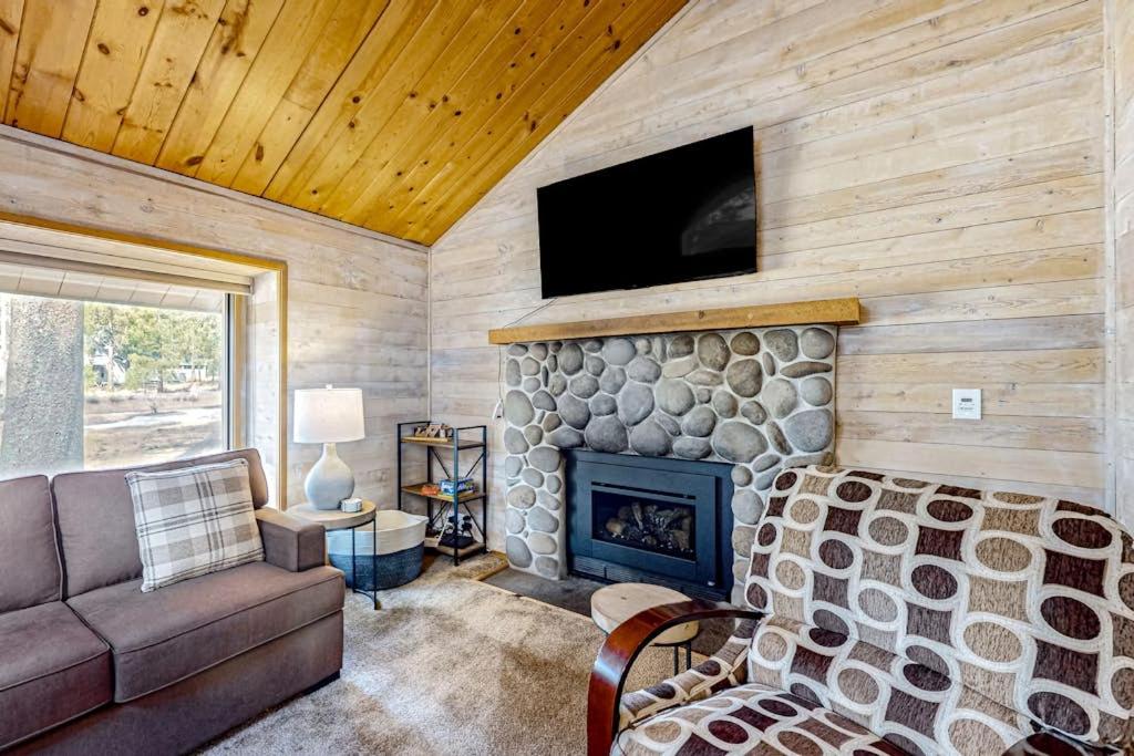 Central Oregon cabin with SHARC amenities fireplace & grill - near ...