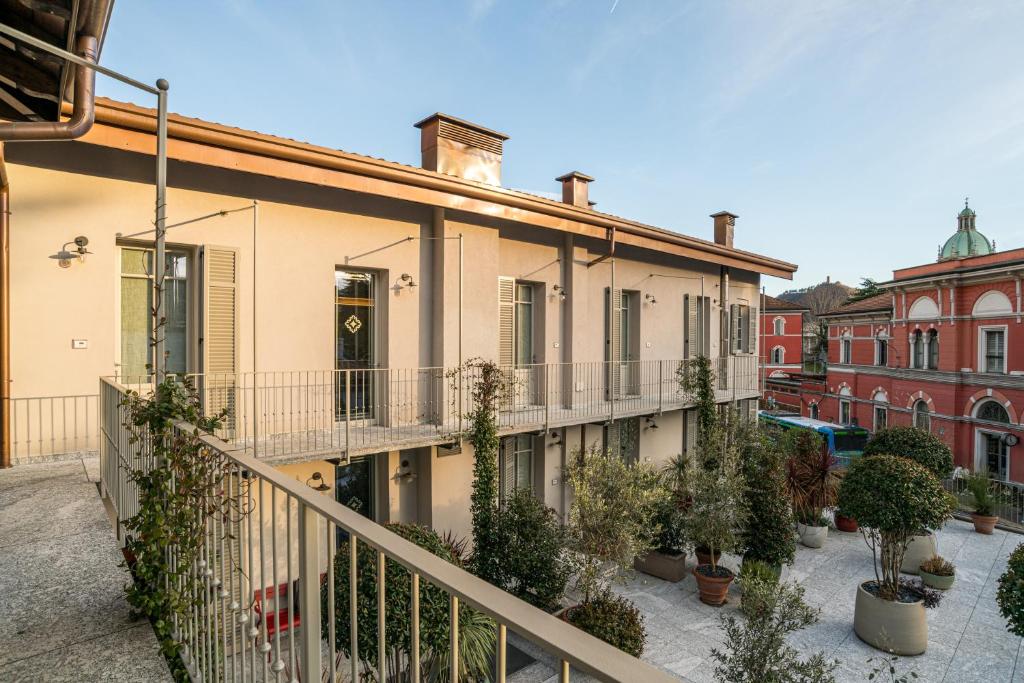 Le Dimore - Como City Center - Boutique apartments near Lake, Train and ...