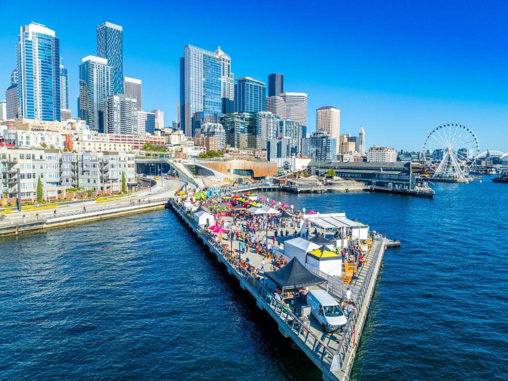 Luxury Waterfront View, Free Garage Parking & Excellent Location，西雅图 ...