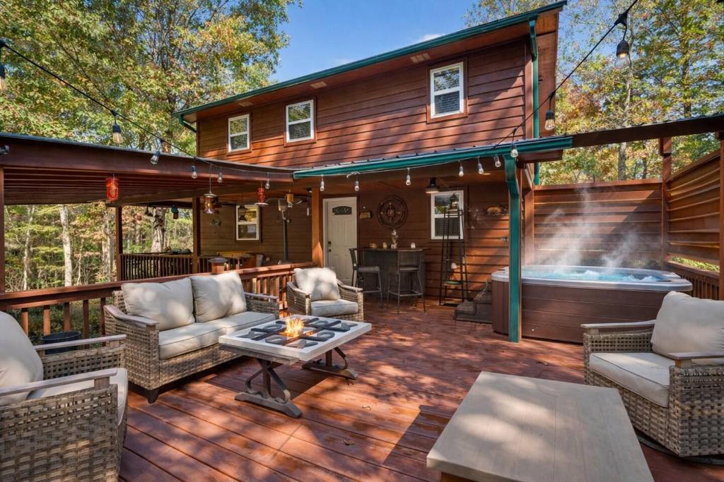 Cozy Hot Tub Cabin • Fire Pit • Near Blue Ridge, Blairsville (mga ...
