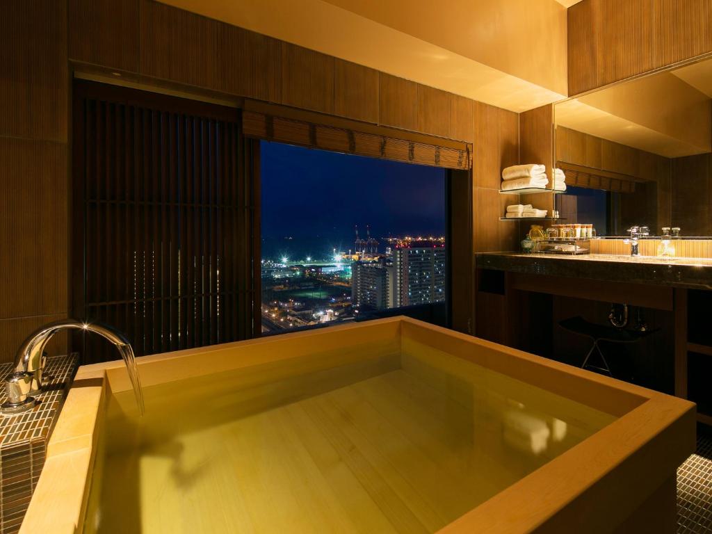 Kobe Bay Sheraton Hotel & Towers, Kobe (updated prices 2025)