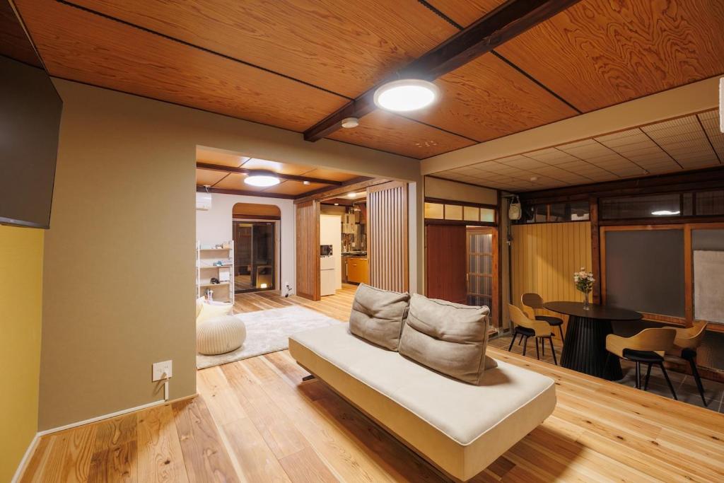 Renovated Japanese-style house Nishi Chaya 1 minute on foot คานาซาว่า ...