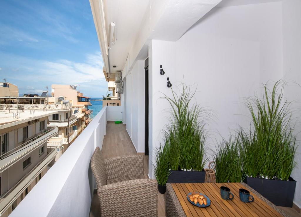 Sea Breeze - 10 steps away from Nea Chora Beach, Chania (prezzi ...