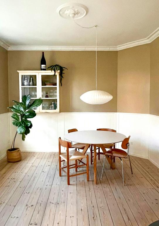 Townhouse With Japanese Cherry Tree In Østerbro, Copenhague (tarifs ...
