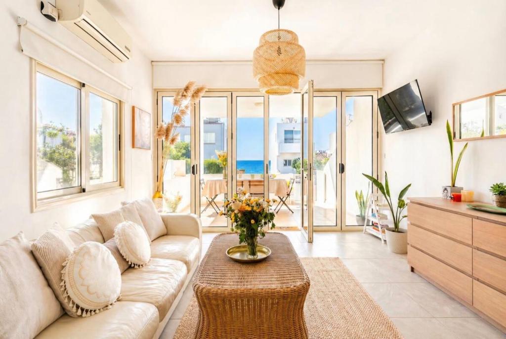 Boho Beach House（ペリヴォリア）：（最新料金：2026年）