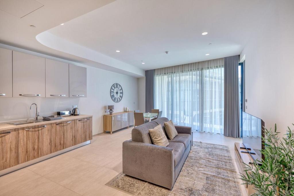Stylish 1BR Getaway in Iconic Mercury Towers, Saint Julianʼs (harga ...
