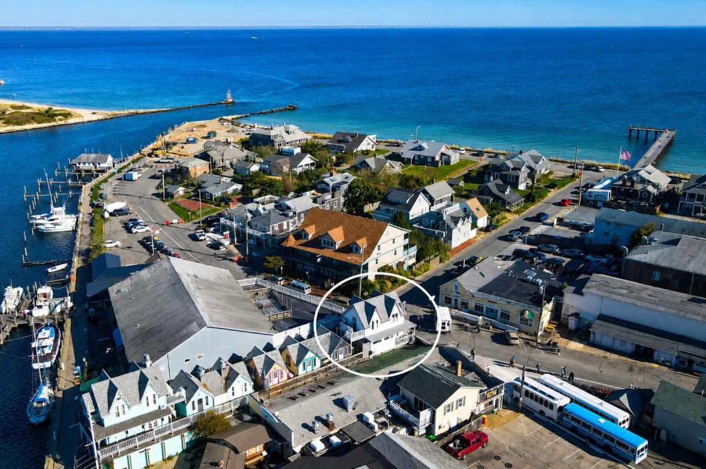 Cozy Downtown Studio - Walk to Ferry & Town, Oak Bluffs (preços ...