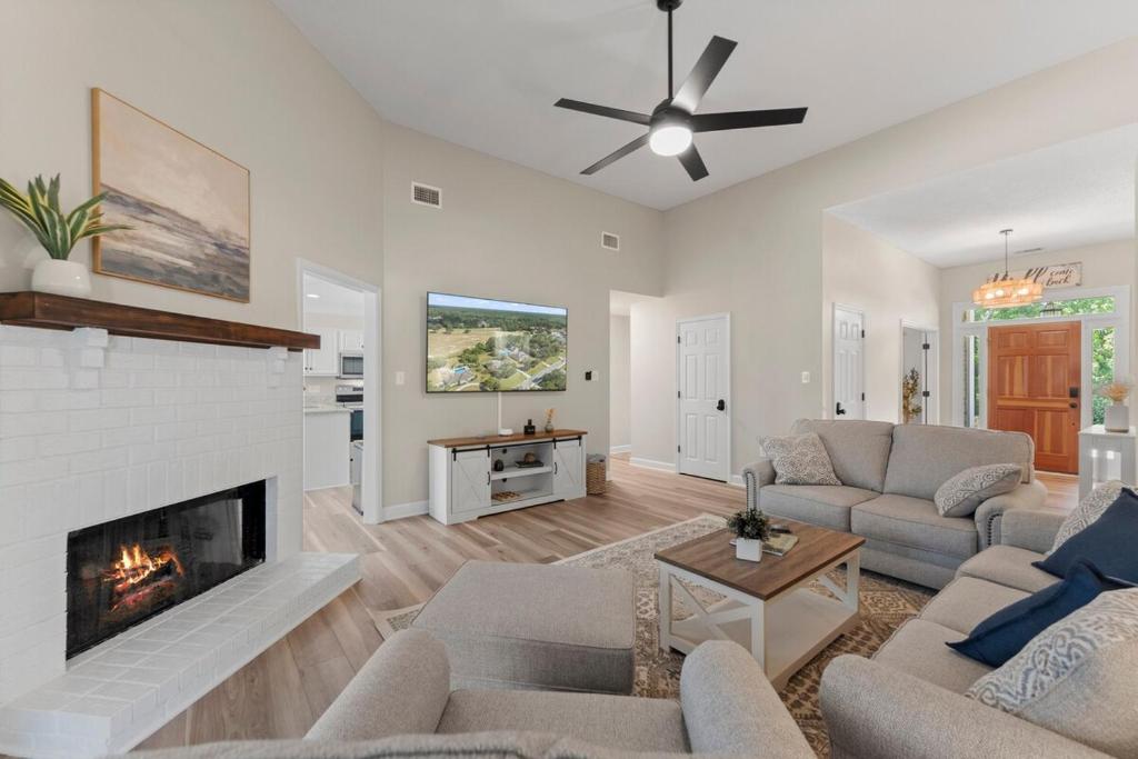 NEW Southern Oaks Retreat Sleeps 8 in Luxury, Rincon (preços ...
