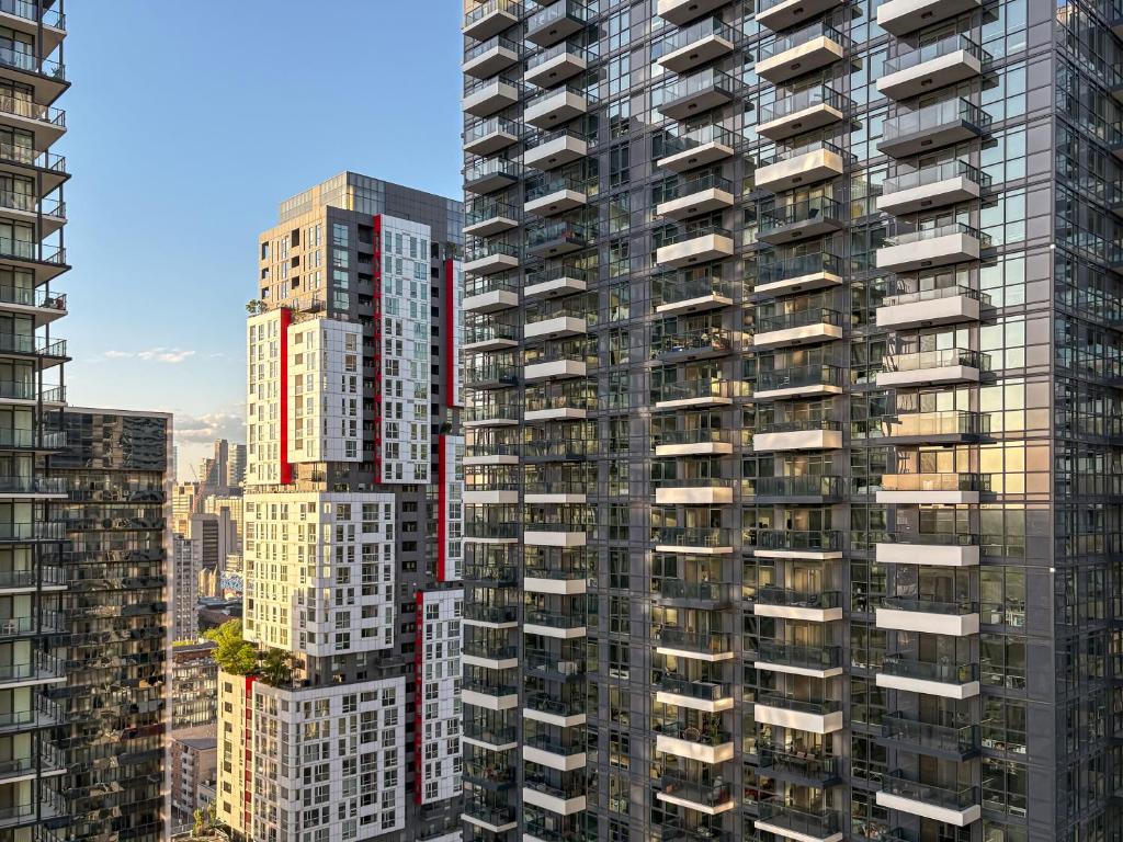 Absolute Central Downtown Toronto Suite - Steps to Rogers centre ...