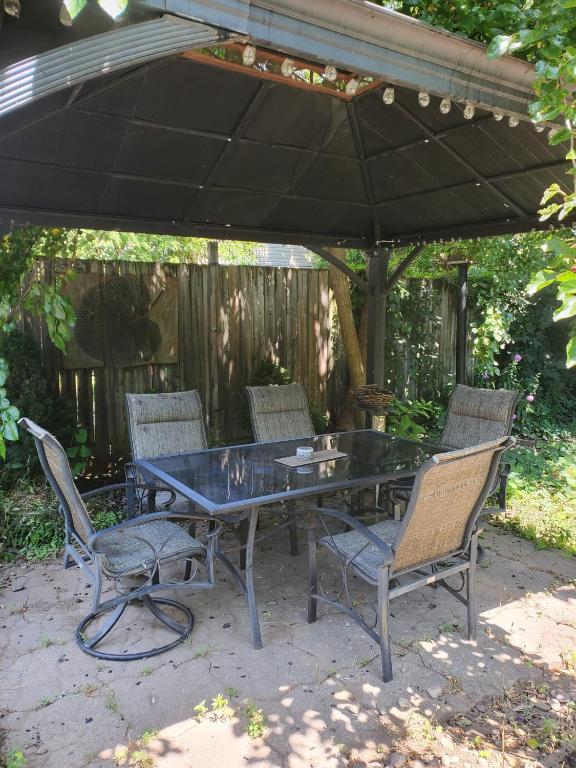 Cozy Guest House with Attic in the Heart of Niagara Falls, Niagara ...