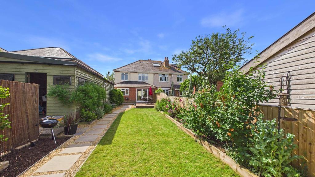 Stylish Coastal Cottage in Gurnard Dog Friendly Garden, Cowes ...
