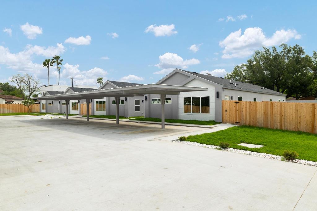 New Modern 2BR I EV I Wi-Fi I Heart of Mcallen, McAllen (tarifs ...