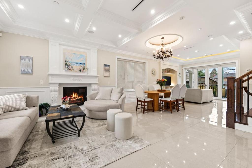 Rare Find Luxury Home Near Beaches with AC and Theatre Room, Vancouver ...