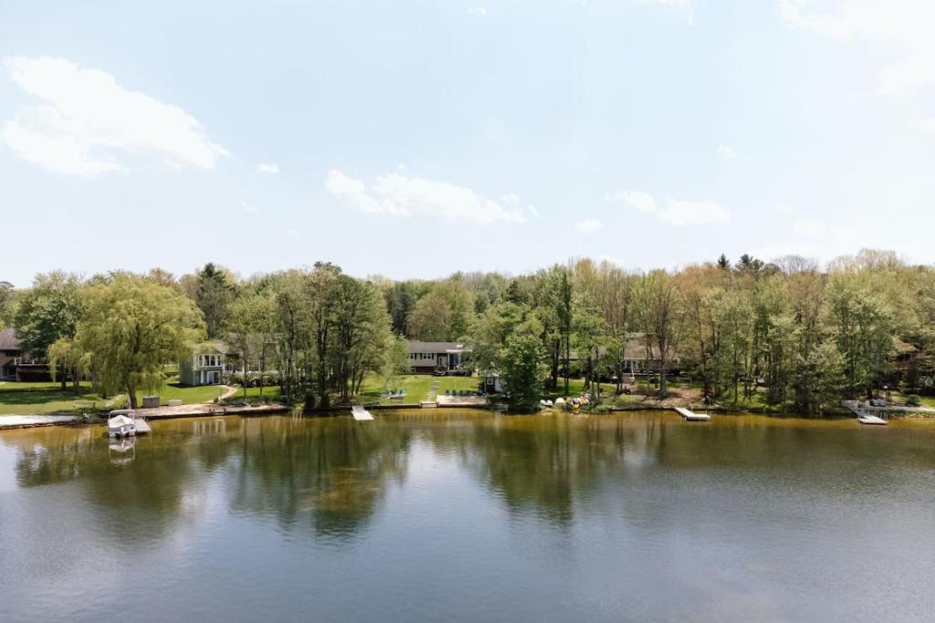 The Bear Creek Lake House: Lake-Front | Kayaks | Fire Pit | Grill ...