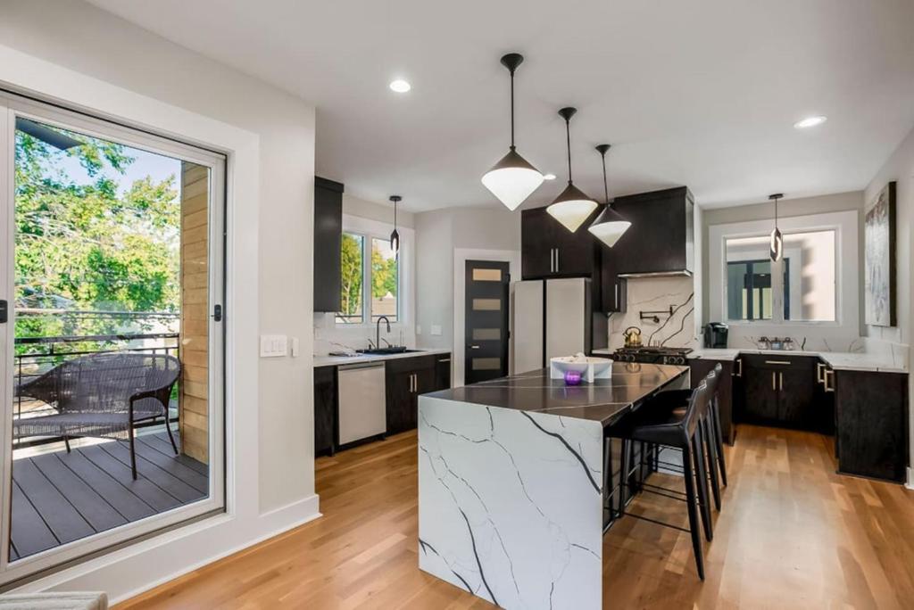 Private Ultra Modern Mansion - Country Club Plaza, Kansas City (preços ...