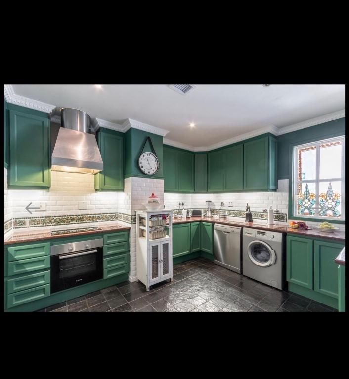 Luxurious 3-Bedroom Apartment with Ocean Views in Cape Town, Kapstadt ...