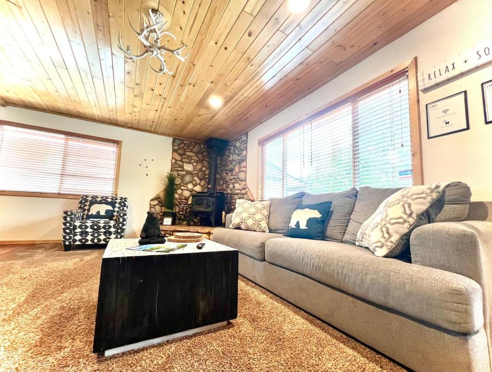 Large Cabin with Hot Tub, Game Room & BBQ（Sugarloaf）：（最新料金：2026年）