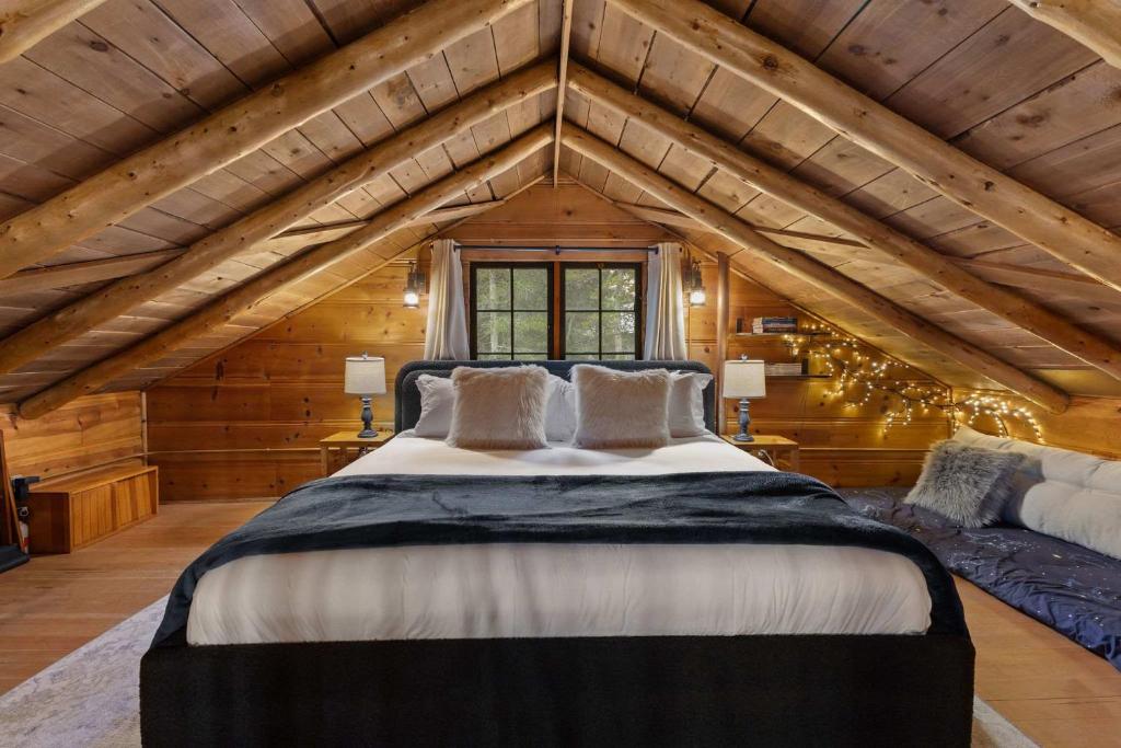 Cozy Updated Cabin w Barrel Sauna EV Charger, Black Hawk (prezzi ...