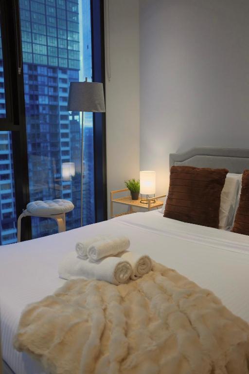Hinoki Edition 2BR City Views Gym, Pool, Sauna and Spa, Melbourne ...