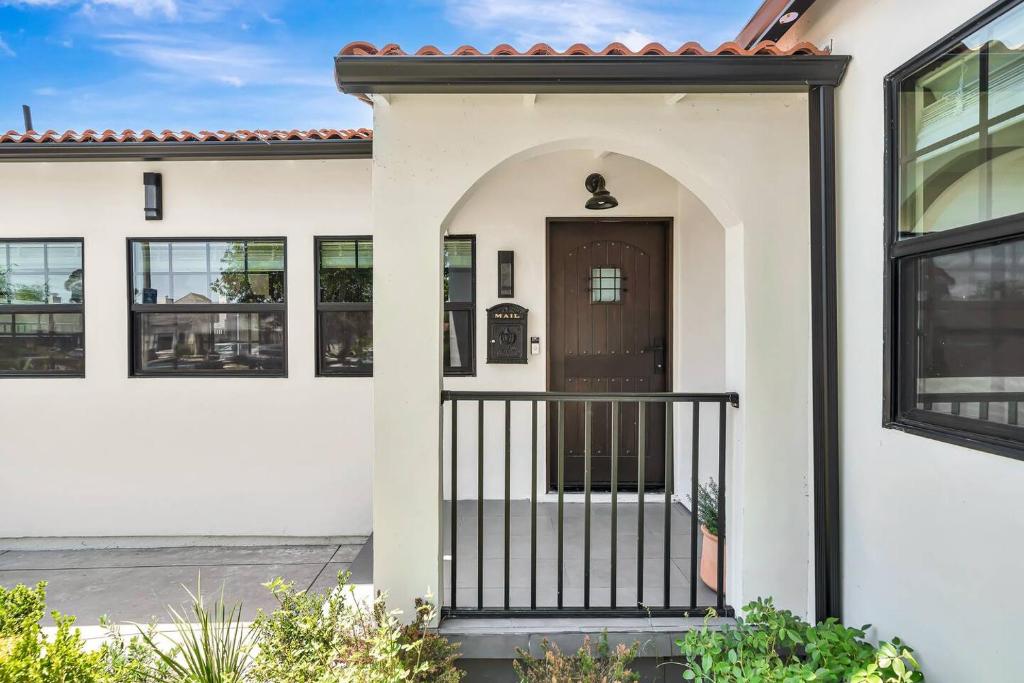 Gorgeous House W/ Pool, Fire Pit, & Pool Table!, Glendale (precios ...