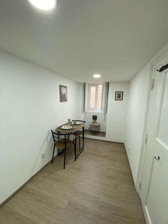 Cozy studio not in the center, in the historic area of Lisbon, Lisbon ...