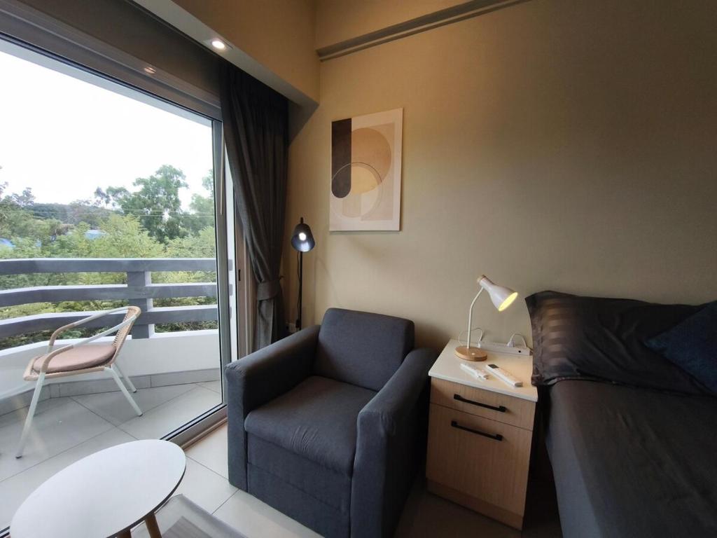 Stylish Studio Condo on the Beach, Ban Pak Khlong Phe (precios ...