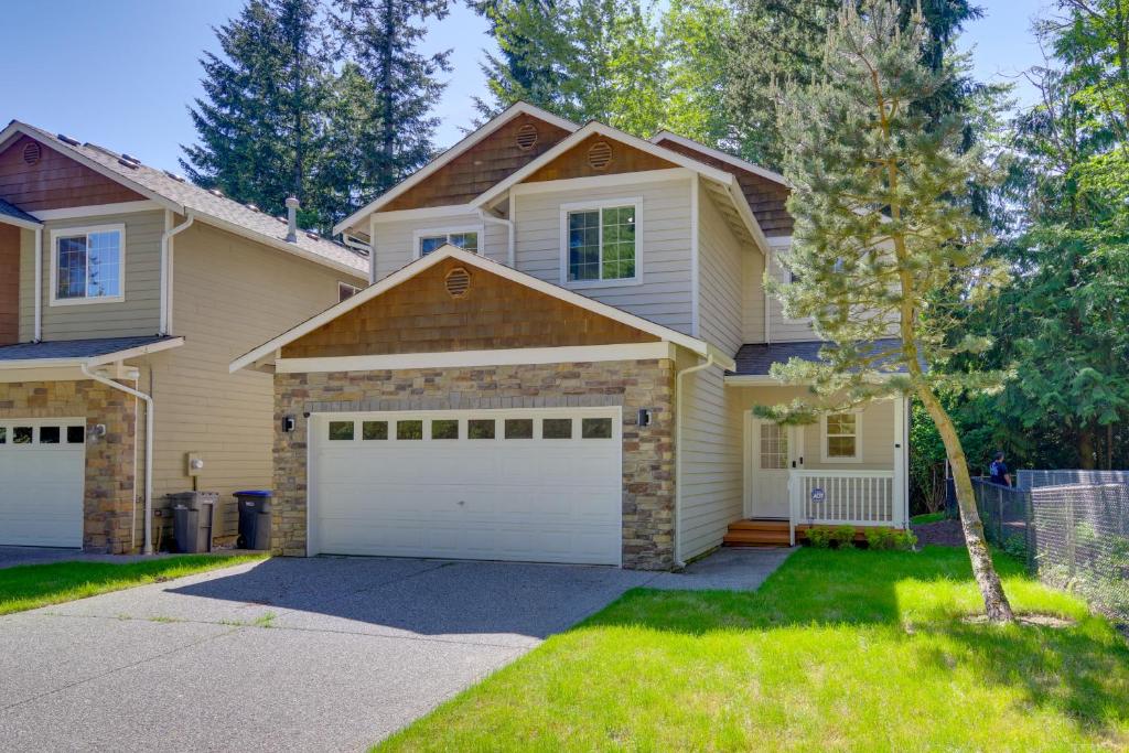 Deck w/ Forest View! Modern PNW Getaway By Boeing, Everett (updated ...