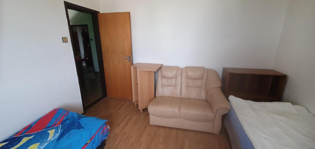 Maxwel TWIN ROOM, Forest 5 minutes, Playgrounds, athletic stadium, free ...