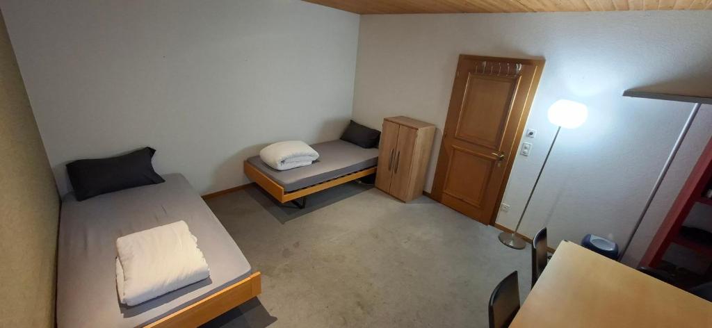Pluto - Private Room with Shared Kitchen Shower and Toilet - Chur Old ...