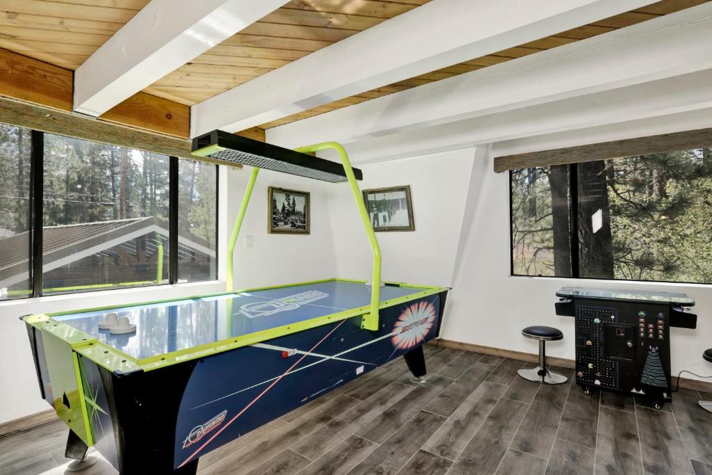 Grand Bearadise Hot Tub Game Room Private Theater Sleeps 12, Big Bear ...