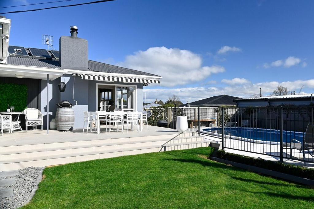 Comfortable home - pool and spa - walk to village, Havelock North ...