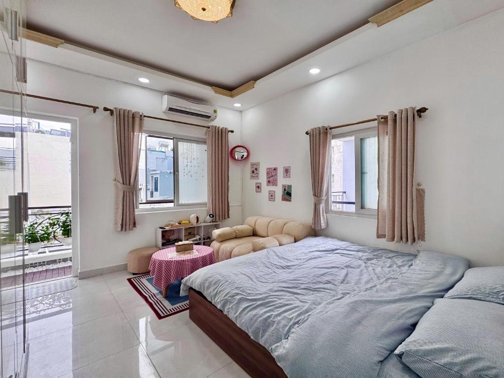 Bright & Airy room has balcony in the central, Ho Chi Minh City (mga ...
