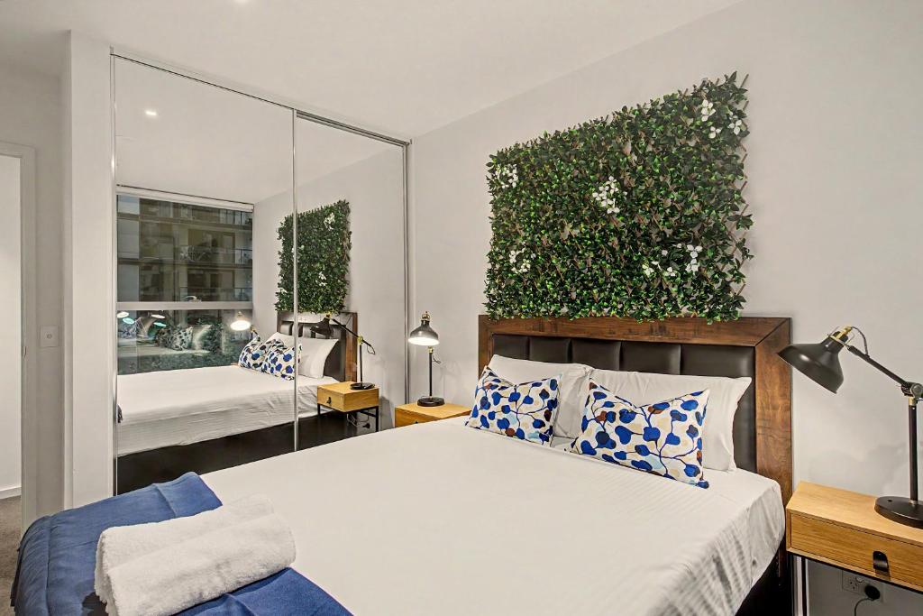 Treetop Balcony Retreat with Pool, Jacuzzi, Gym BB204E, Melbourne ...