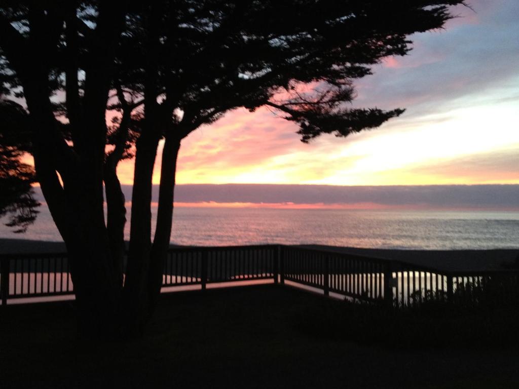 Gualala Surf Inn on the ocean bluff, Gualala (updated prices 2025)