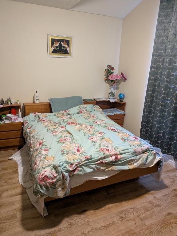 Rooms available at a luxurious house near Masonville Mall Complex ...