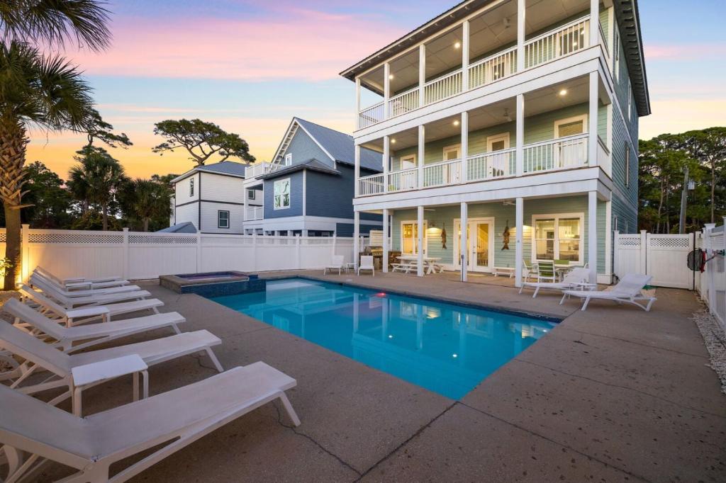 Waves 8BR Home with Private Pool Near Santa Clara Beach, Santa Rosa ...