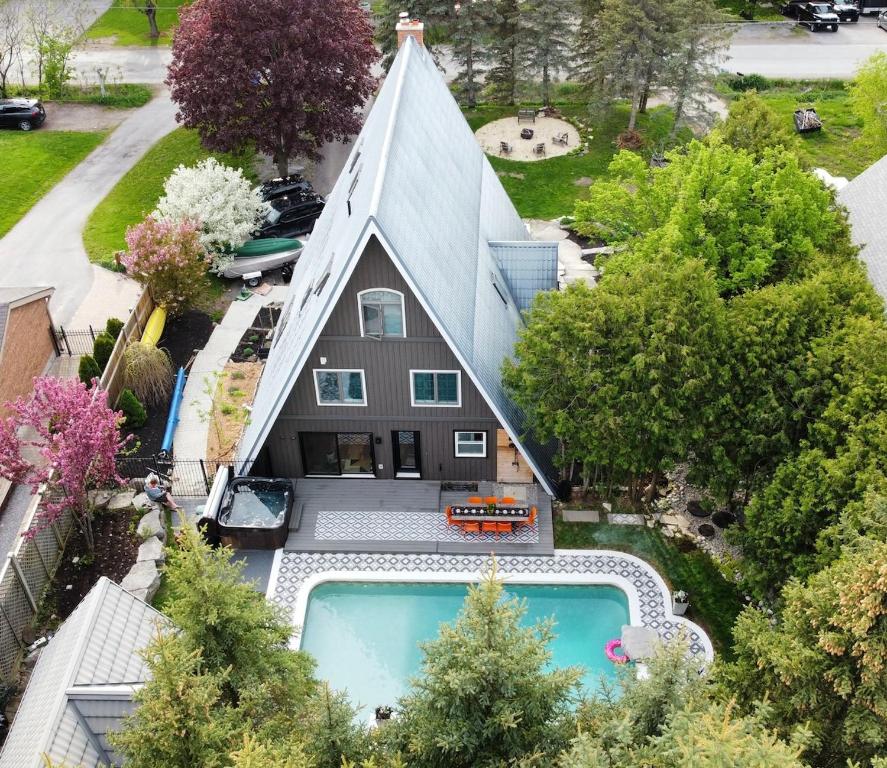 Contemporary A Frame on Scugog Island with Pool, Port Perry (opdaterede ...